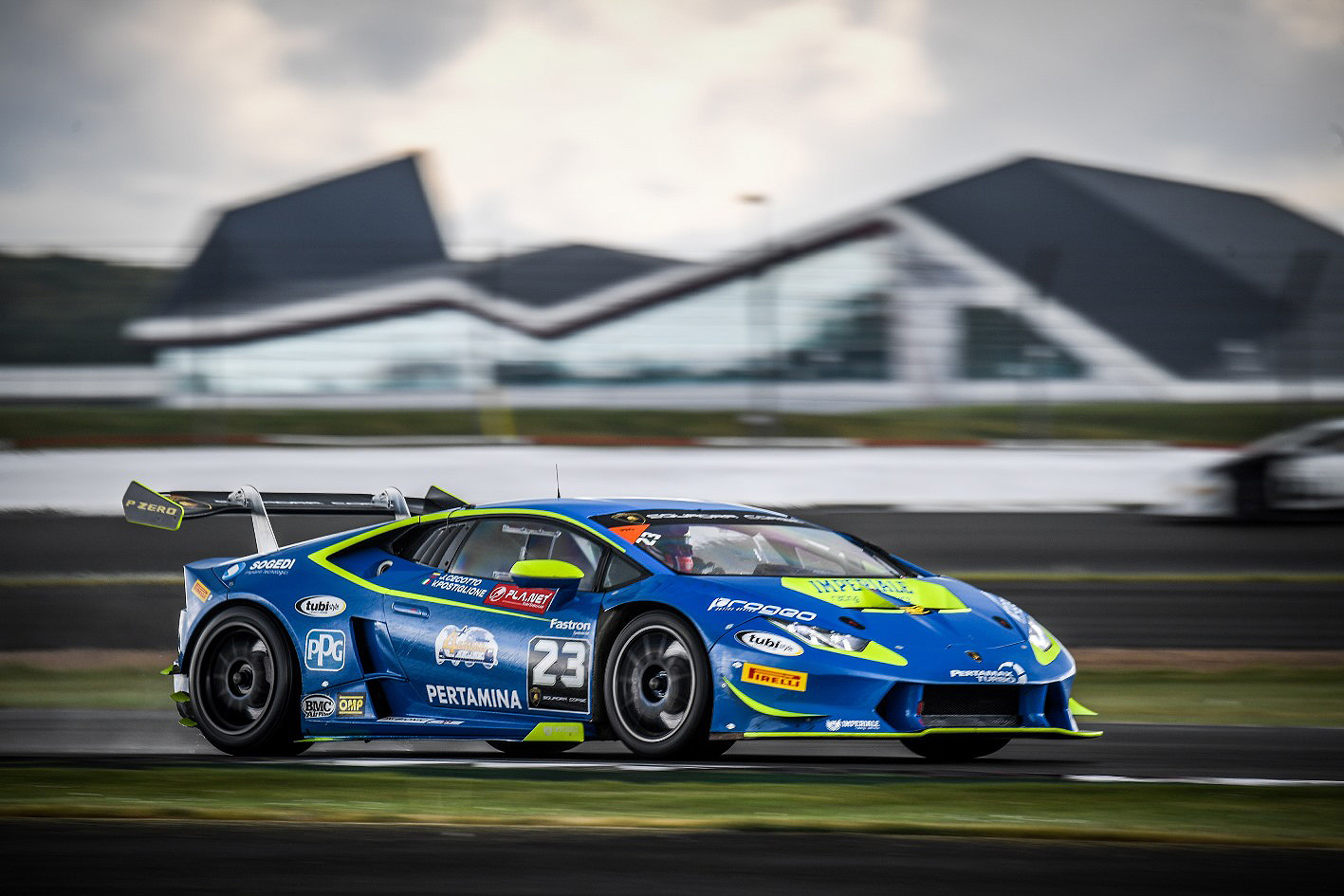 JONATHAN CECOTTO ARRASÓ EN SILVERSTONE Y ASUME LA VANGUARDIA